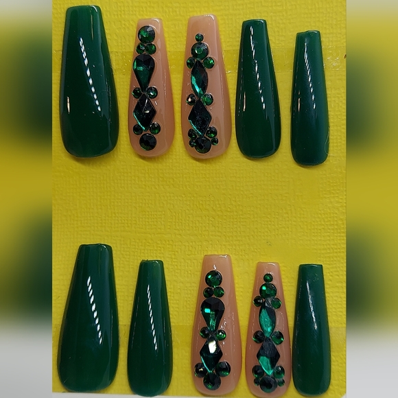 Hand Crafted | Makeup | Emerald Green Color Changing Press On Nails ...